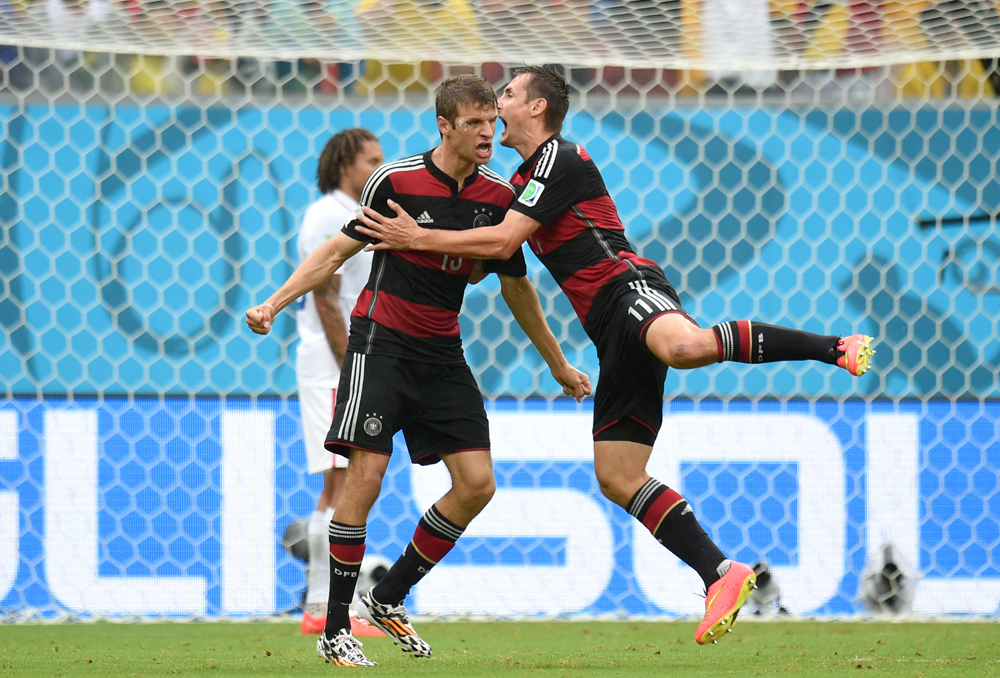 Thomas Muller scores with precise shot into corner - World Soccer